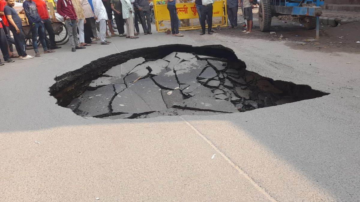 दिल्ली में खजूरी इलाके में सड़क धंसी, यातायात हुआ बाधित; देखें VIDEO ...