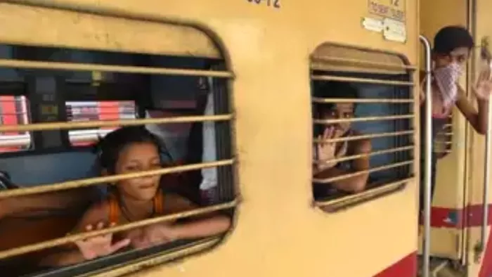 Indian Railways: भारतीय रेलवे के पीले कोच का अजब है किस्सा, LED लाइट ...