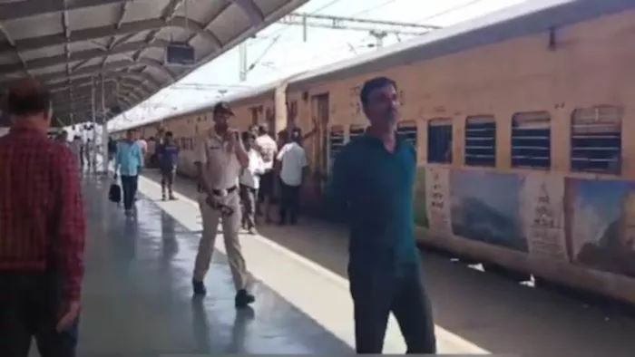 Video: दिल्ली के बाद भोपाल में हड़कंप! झेलम एक्सप्रेस में बम की सूचना ...
