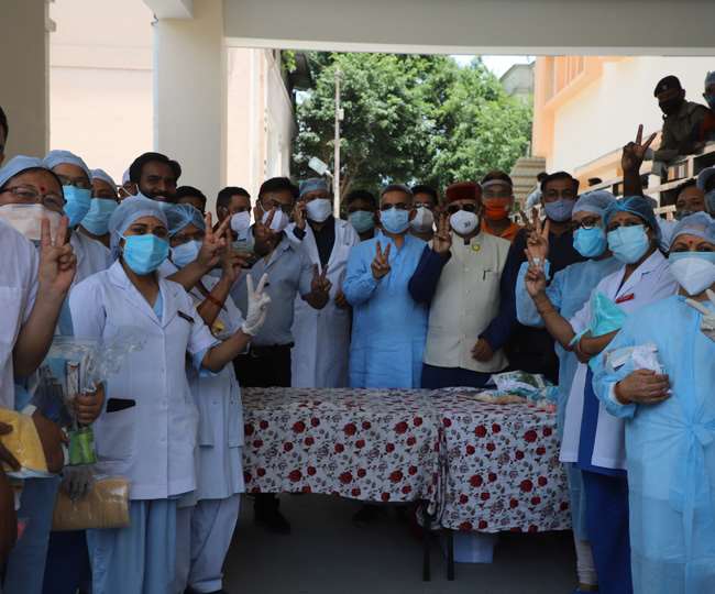 कोरोनेशन अस्पताल के चिकित्सकों और चिकित्सकीय स्टाफ को किया सम्मानित ...