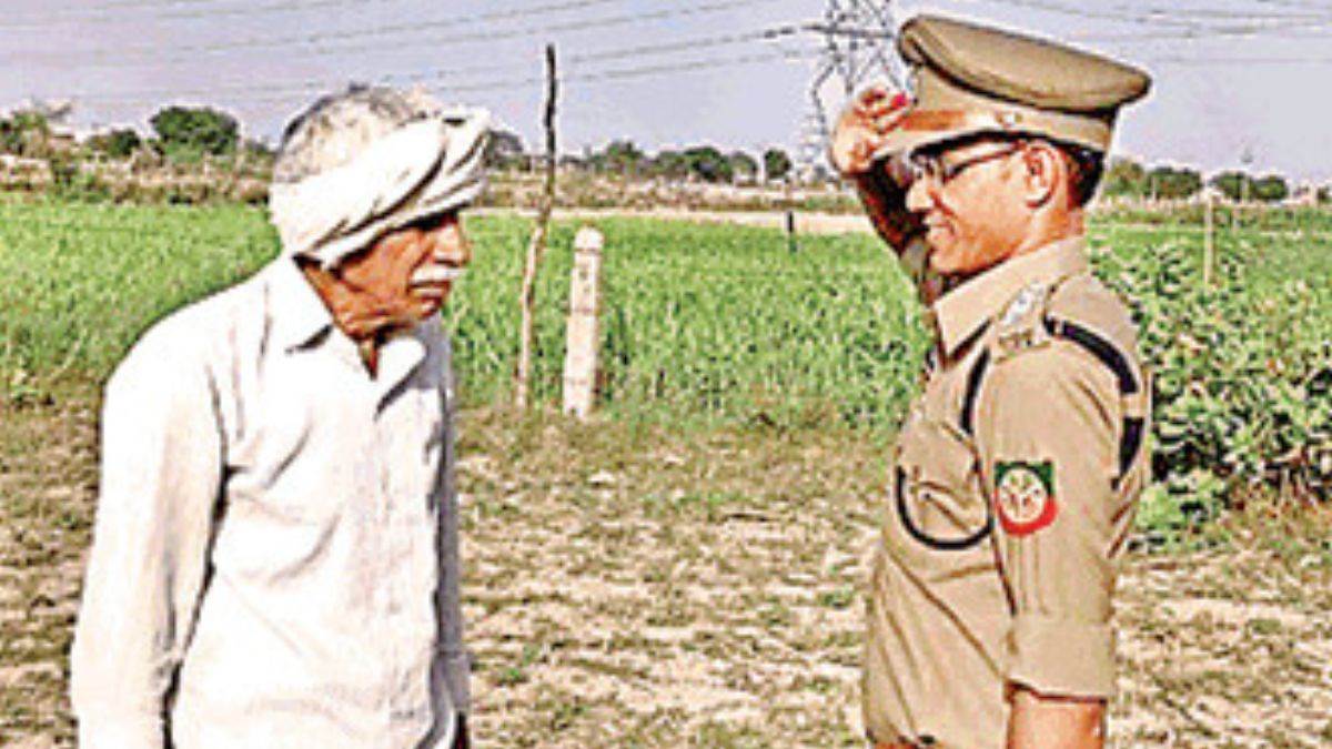 Agra: खेत में पिता काट रहे थे चारा, अफसर की वर्दी पहनकर बेटा आया अचानक ...