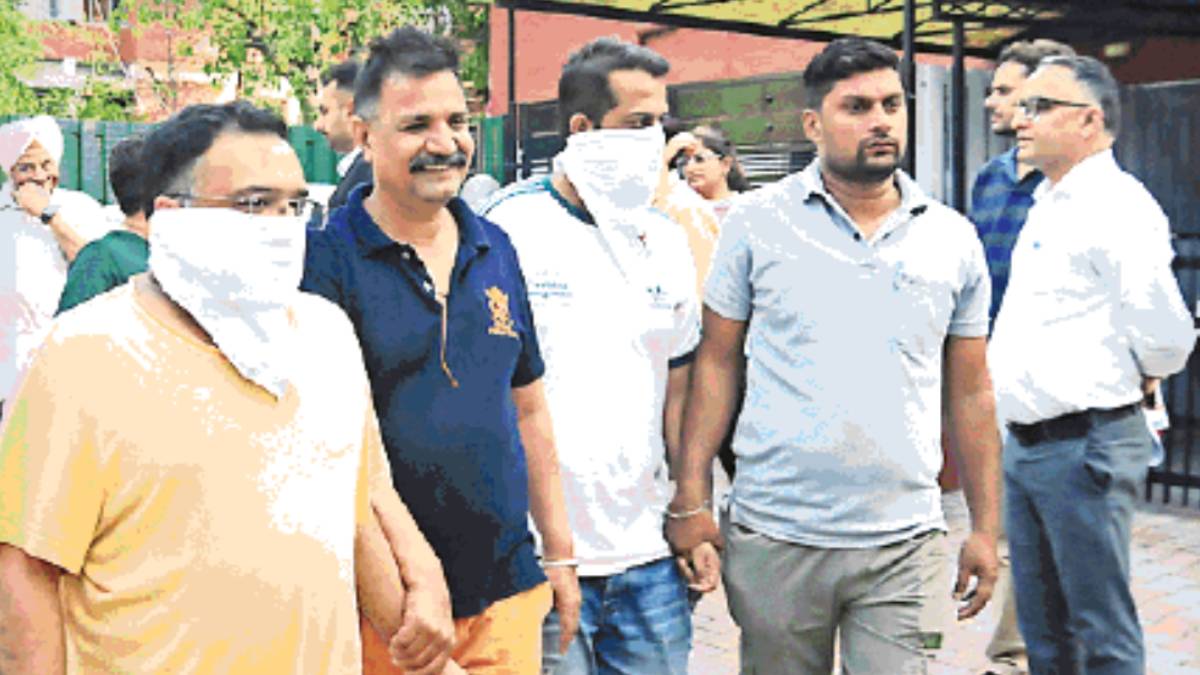 3.5 KG सोना, 2 किलो चांदी... दुबई में मकान सहित करोड़ों की प्रॉपर्टी, IRS अफसर के पास इतना कुछ ...