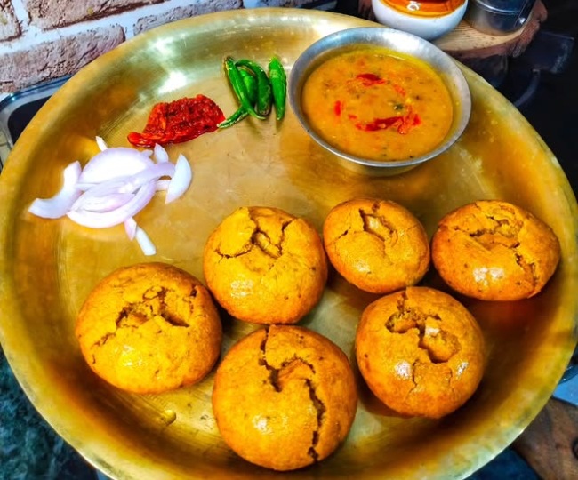 मध्य प्रदेश में पोहा-जलेबी से हटकर भी खाने को है बहुत कुछ, इन लजीज ...