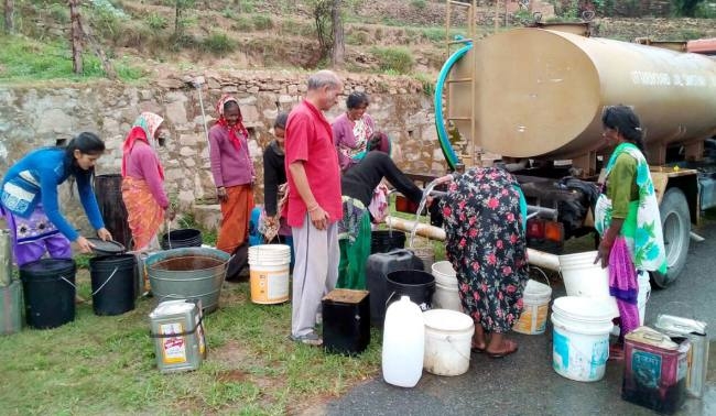 टैंकर ने बुझाई लोगों की प्यास