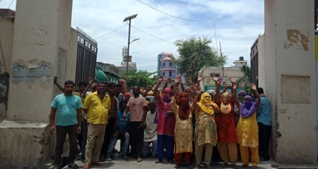 वेतन न मिलने पर धरने पर बैठे ठेका सफाईकर्मी