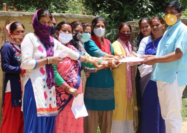 नलों से गंदा पानी आने पर चांदमारी की महिलाओं का फूटा आक्रोश - Women of ...