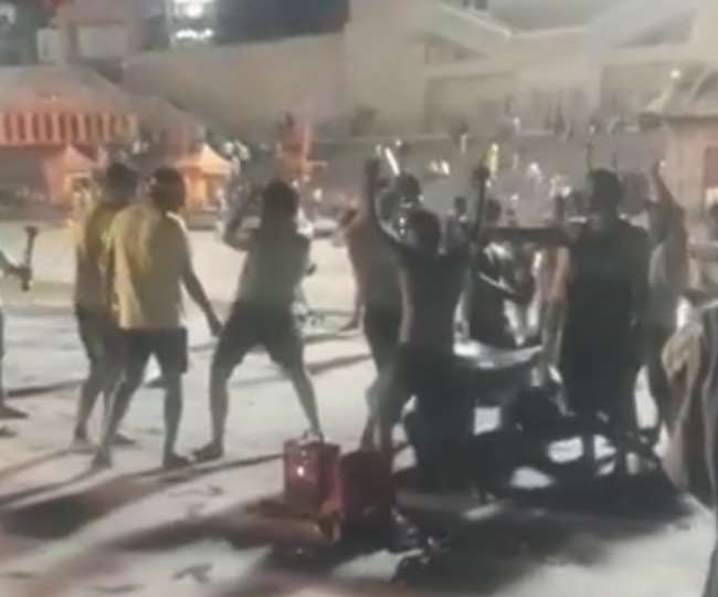 हरिद्वार में युवकों ने शराब पीकर हरकी पैड़ी पर किया अश्लील डांस, गरिमा ...