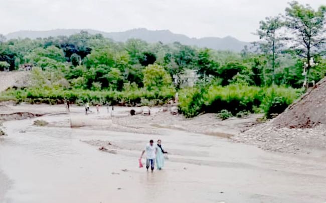 सोमभद्रा नदी में आई बाढ़ से सात गांवों का कटा संपर्क - people suffer ...