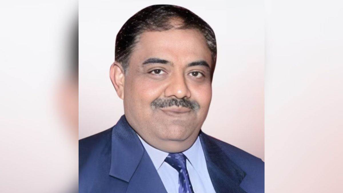 कौन हैं उमेश कुमार, लंबे विवाद के बाद आज लेंगे DERC के नए चेयरमैन पद की ...