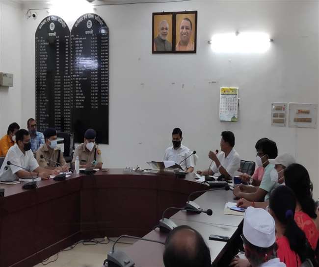 वाराणसी के डीएम बोले - बनारस के घाटों पार्कों और सार्वजनिक स्थलों पर ...