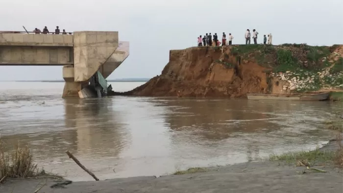 गंगा का कटान जारी, 20 मीटर सड़क और धंसी, मेरठ और चांदपुर का संपर्क ...
