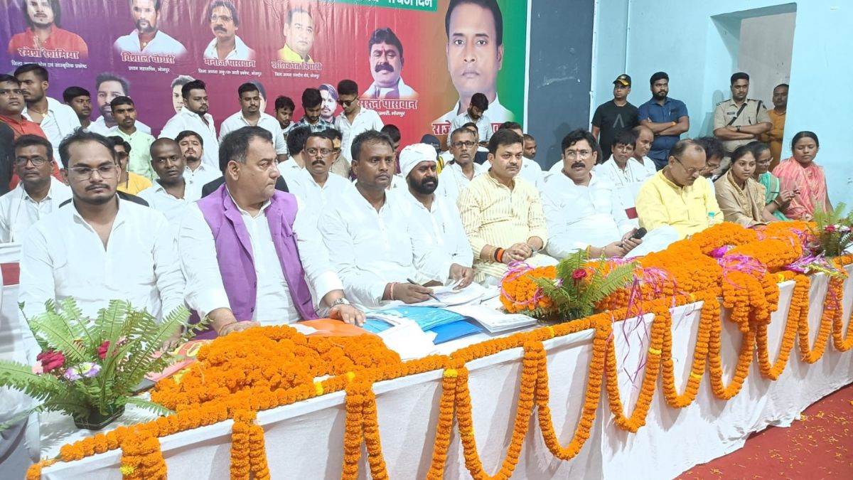 LJP R कार्यकर्ताओं ने 2025 में चिराग को बिहार का CM बनाने की घोषणा की ...