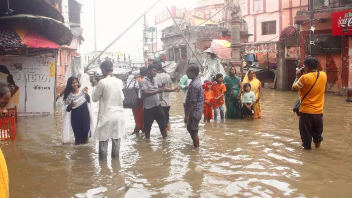 Flood in Varanasi: गलियों-सड़कों पर बहने लगी गंगा, राहत शिविरों में ...