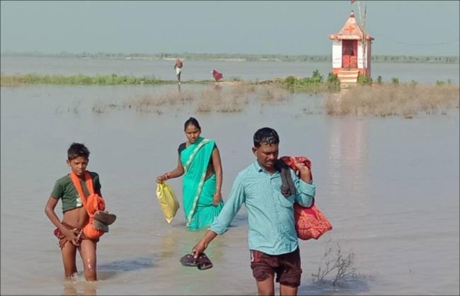 गंगा उफनाई, फूलीमिश्री डेरा के समीप पानी में घिरे बजरंगबली - Ganga ...