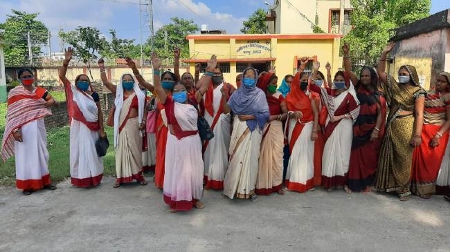 मांगों को ले पातेपुर में आंगनबाड़ी सेविकाओं ने किया प्रदर्शन ...