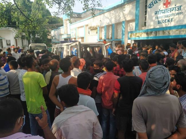 मानिकपुर से हिरासत में लिए गए दो युवक, पुलिस छावनी बना कुकुरभुक्का गांव