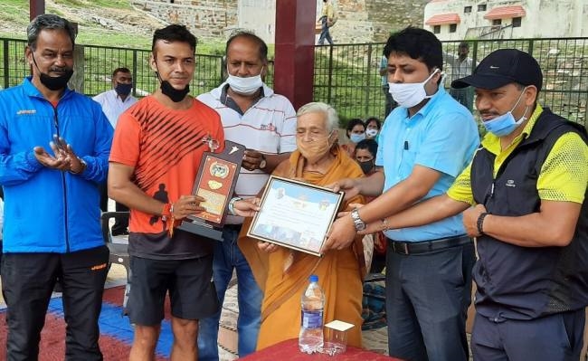 मंगलदीप स्कूल के दिव्यांग बच्चों की मदद को दौड़े धावक विनय - Runner ...