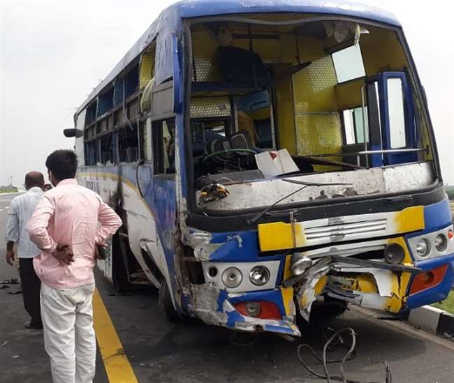 बिहार से दिल्ली जा रही प्राइवेट बस आगरा लखनऊ एक्सप्रेस वे पर पलटी, 30 ...