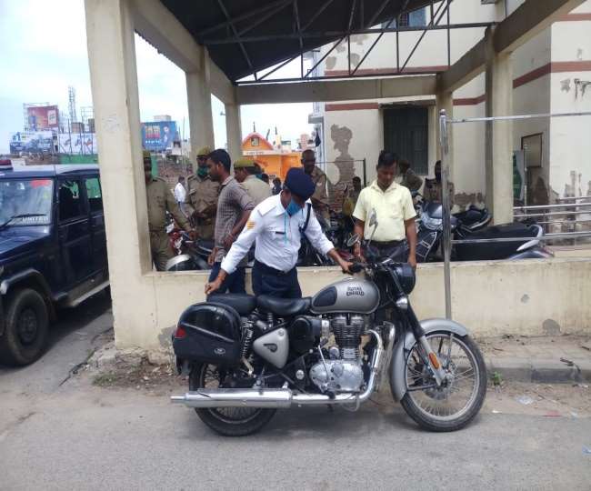 आगरा में बिना नंबर की बुलेट से पहुंचे दारोगा जी, एसएसपी ने रोककर निकाली ...