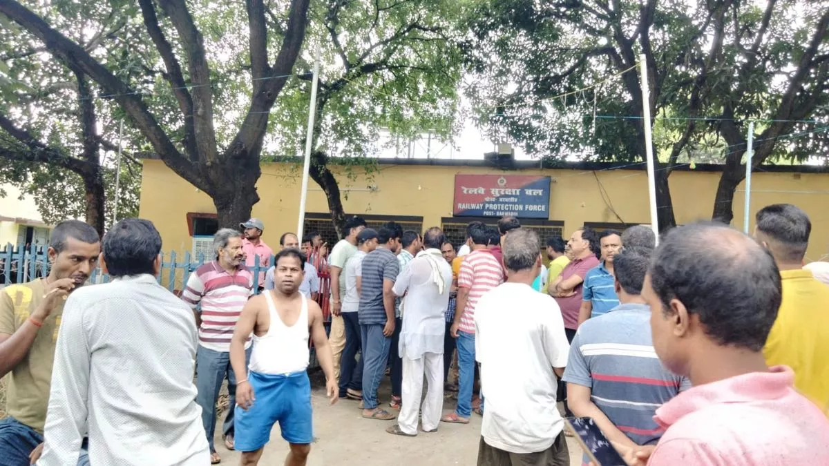 लातेहार में रेलकर्मी पर अज्ञात अपराधियों ने किया हमला, मोबाइल व पर्स ...