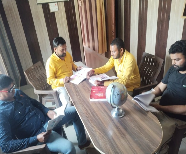 Gonda: स्नातक पास प्रधान ने बदल दी गांव की आबोहवा, एक ही कैंपस में 32 ...