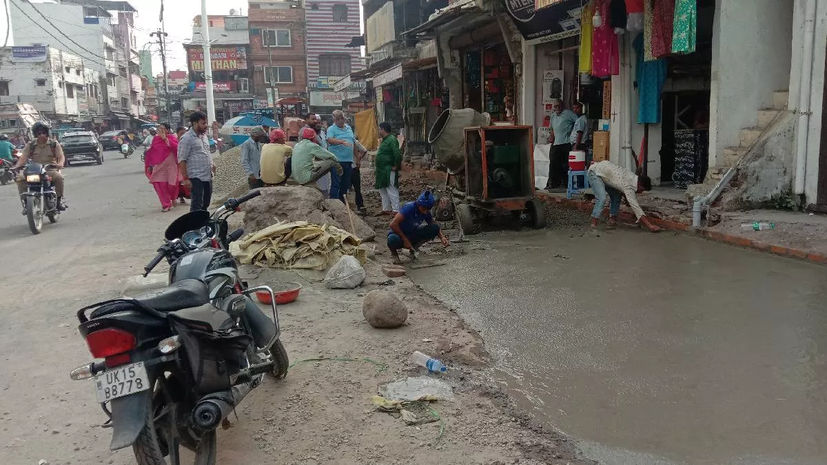 कोटद्वार में बरसाती नाले के समान नजर आती हैं सड़कें, झंडा चौक भी तालाब ...