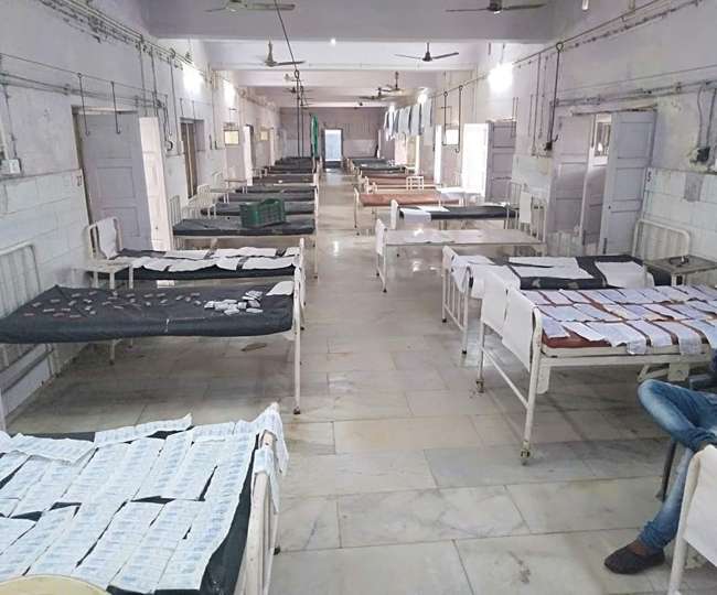 कई दिनों बाद खुला NMCH, मरीजों की लगी कतार, बेड पर सुखाए जा रहे अस्पताल ...