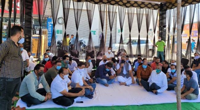 सियासी भंवर में फंस गई दुकानदारों की मांग