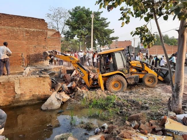 सड़क निर्माण में बाधक बने मकानों को जेसीबी से ढहाया - Houses demolished ...