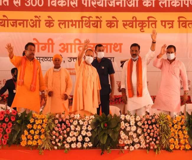 सीएम योगी आद‍ित्‍यनाथ ने सिद्धार्थनगर में किया 524 करोड़ रुपये की 300