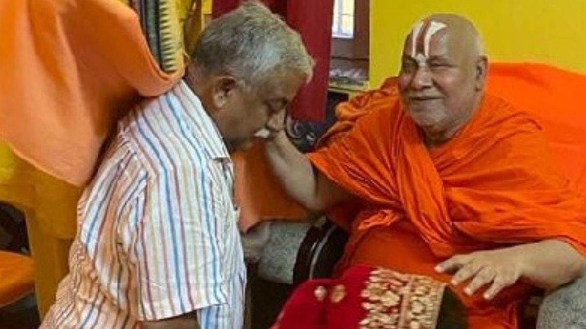 Chitrakoot : पूर्व सचिव गृह पहुंचे तुलसीपीठ, जगद्गुरु से दीक्षा ले ...