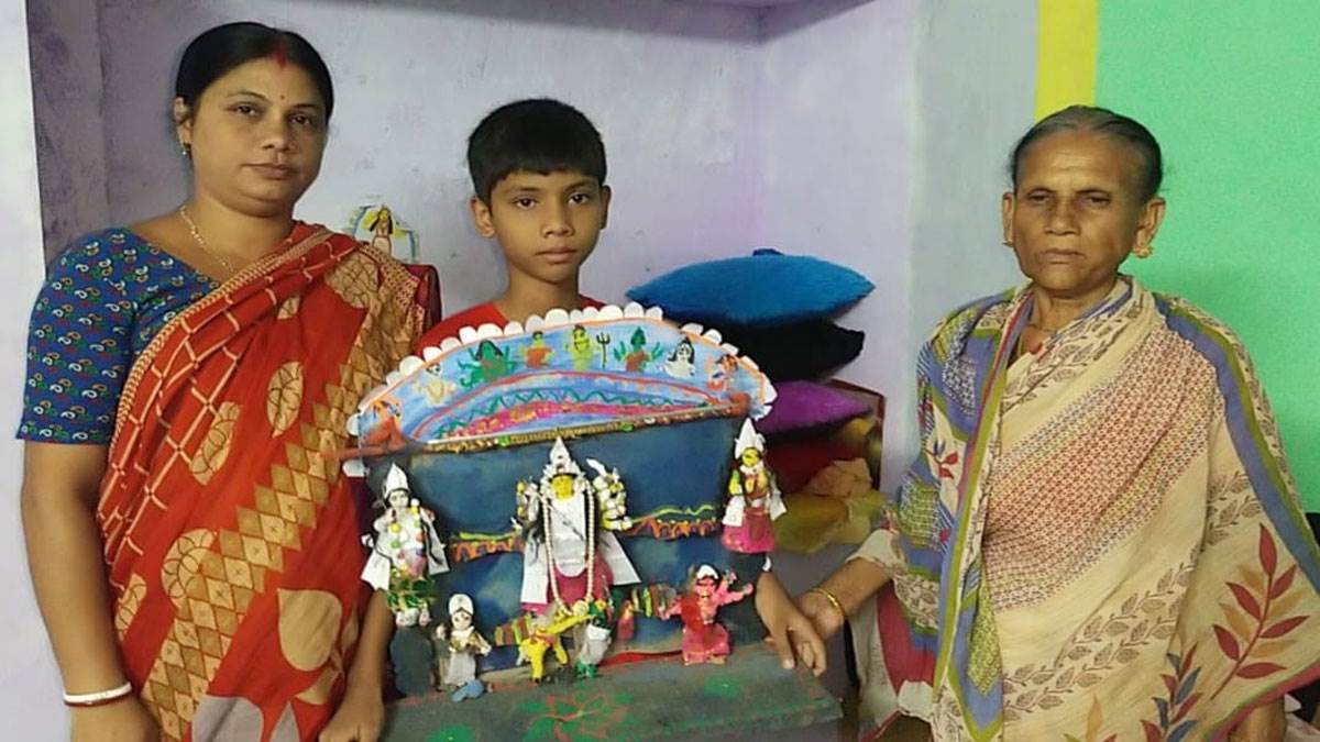 मालबाजार के अंकित ने बनाई दस इंच की दुर्गा प्रतिमा, जलपाईगुड़ी के ...