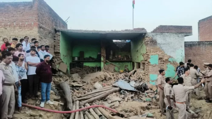 Bareilly Explosion: सिलेंडर में आग से अवैध पटाखा फैक्ट्री में विस्फोट ...