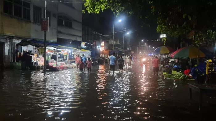 Dhanbad News: मूसलाधार बारिश ने धोया कतरास के उत्सव का रंग, लोग हाथों ...
