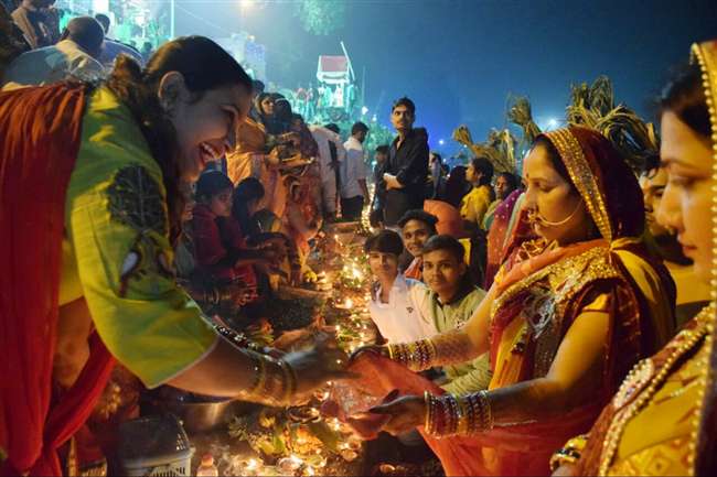 आरोग्य दीर्घायुष्य श्रीसमृद्धि और संतति कामना के पर्व छठ पर उगते सूर्य ...