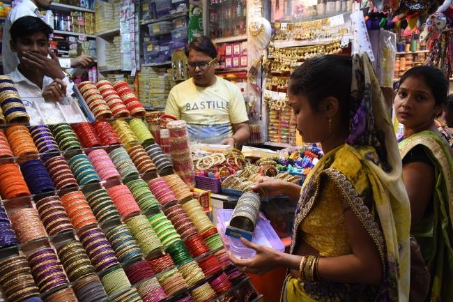 करवा चौथ पर इतरा रहा मनिहारी बाजार - Manihari market is waiting on ...