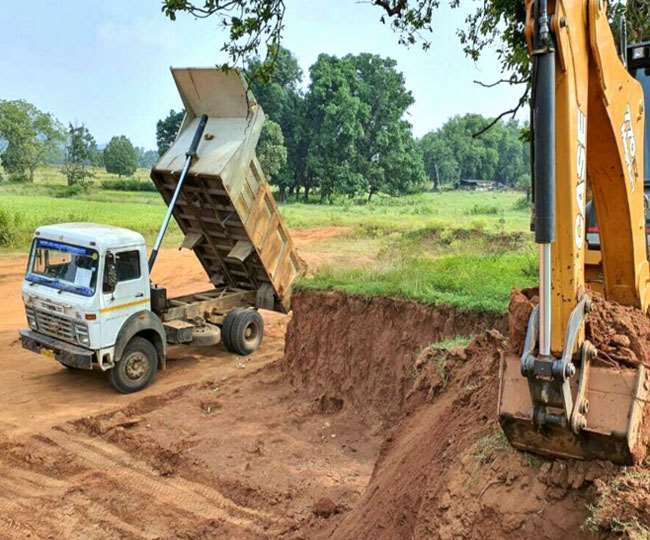 संबलपुर में अवैध रुप से मिट्टी खनन में जेसीबी और हाइवा जब्त - JCB and ...