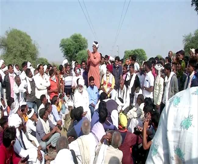 Gujjar Reservation Movement: गुर्जरों का तीसरे दिन भी रेल की पटरी पर ...