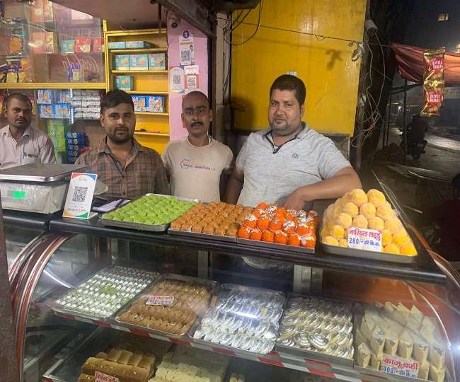 दीपावली को लेकर सजा समस्तीपुर का बाजार, मिठाई से लेकर रंगीन बल्बों तक ...