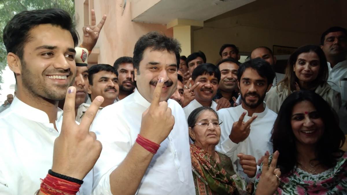 Adampur By Election Voting: चौधरीवाली गांव में भिड़े कांग्रेस और बीजेपी ...