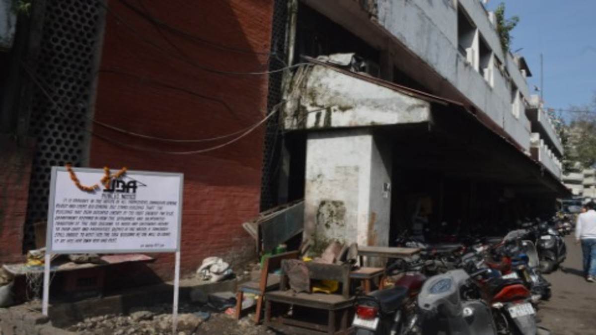 Jammu Bus Stand की पुरानी इमारत असुरक्षित घोषित, दुकानदारों ने कहा ...