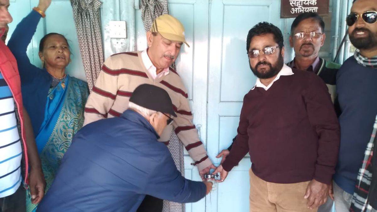 पिथौरागढ़ विधायक मयूख महर ने PWD दफ्तर में की तालाबंदी, प्रशासन में ...