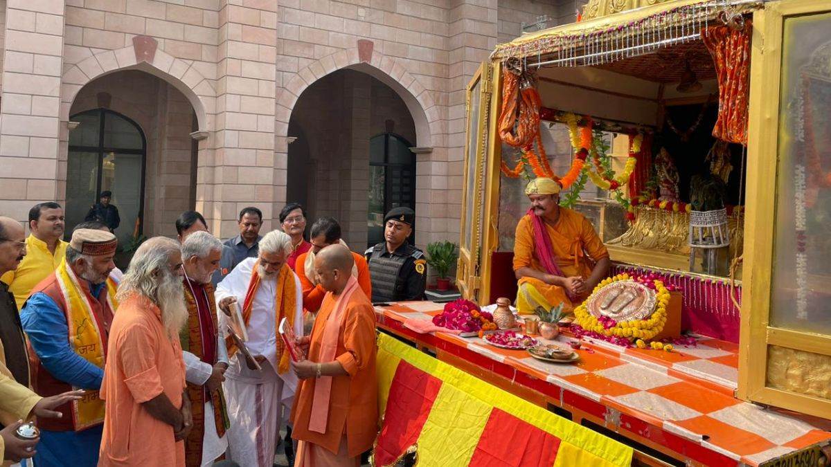 Shri Ram Charan Paduka: CM योगी आदित्यनाथ ने किया श्रीराम चरण पादुका का ...