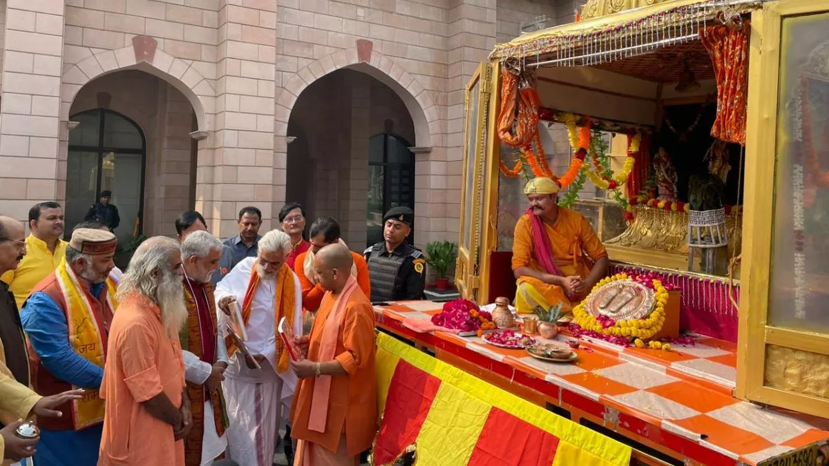 Shri Ram Charan Paduka: CM योगी आदित्यनाथ ने किया श्रीराम चरण पादुका का पूजन, श्रीराम कर्मभूमि ...