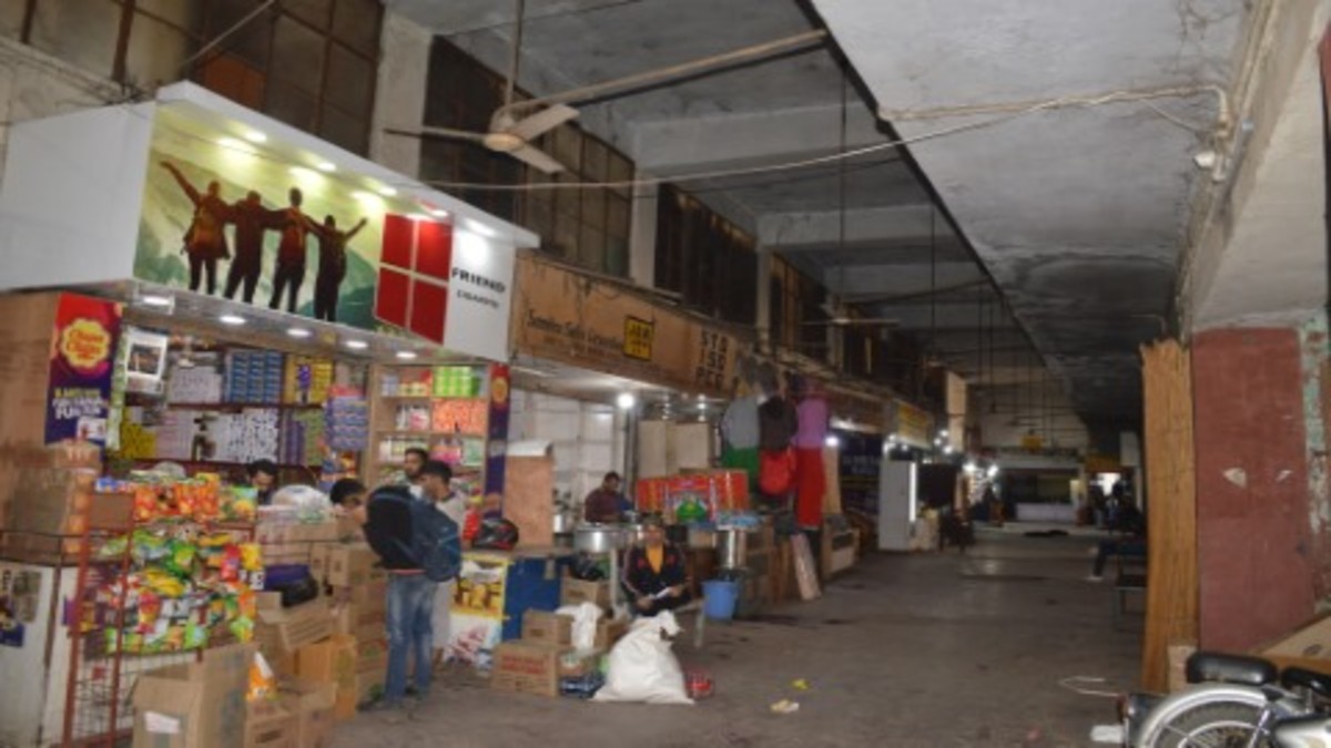 Jammu Bus Stand की पुरानी इमारत असुरक्षित घोषित, दुकानदारों ने कहा ...