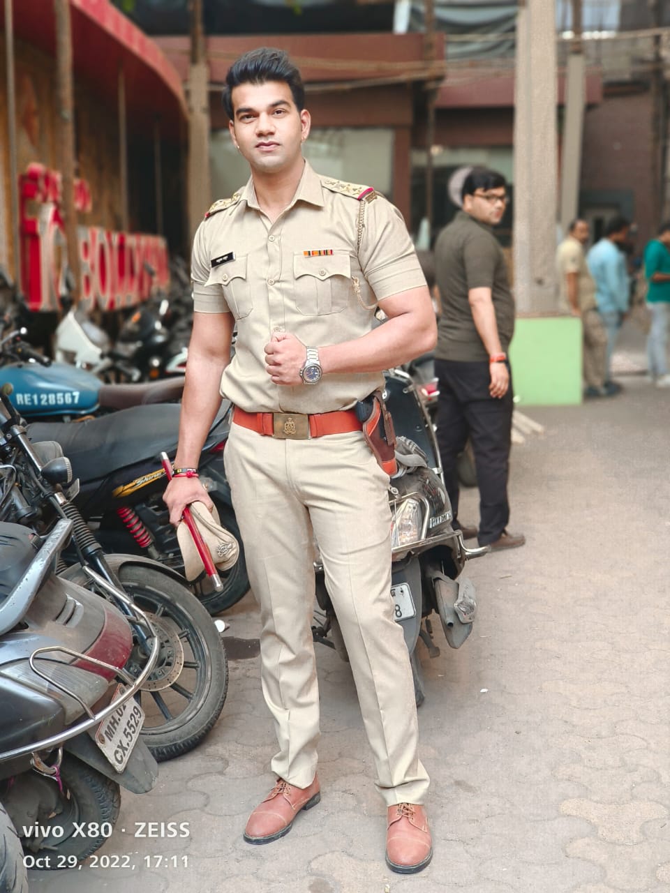 अक्षरा सिंह की फिल्म 'अग्निसाक्षी' के सेट पर अचानक पहुंचे पुलिस ...