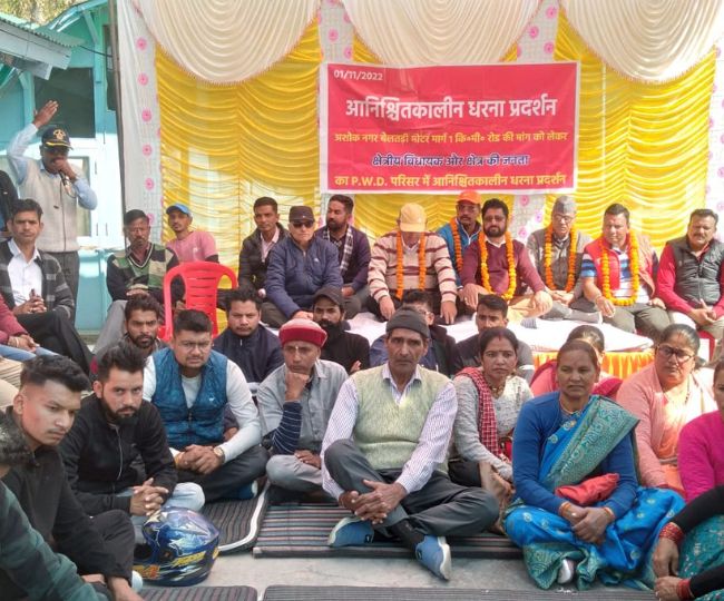 पिथौरागढ़ विधायक मयूख महर ने PWD दफ्तर में की तालाबंदी, प्रशासन में ...