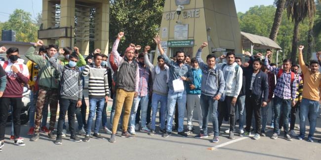 जाट कालेज में 5 फीसद सीटें बढ़ाई, छात्रों ने जीजेयू गेट पर किया ...