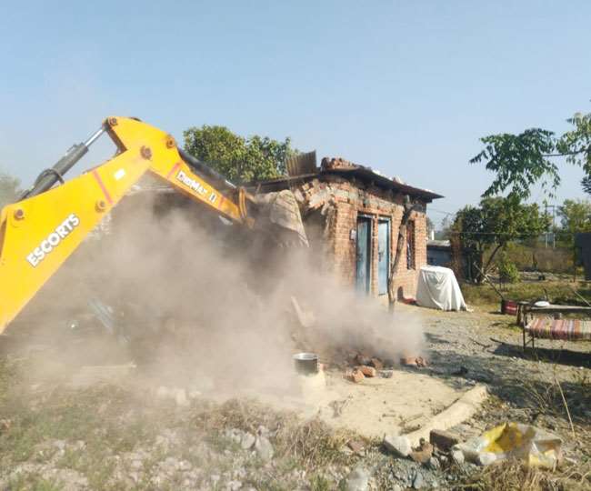 डोईवाला में प्रशासन ने कई अतिक्रमण किए ध्‍वस्‍त - Administration ...