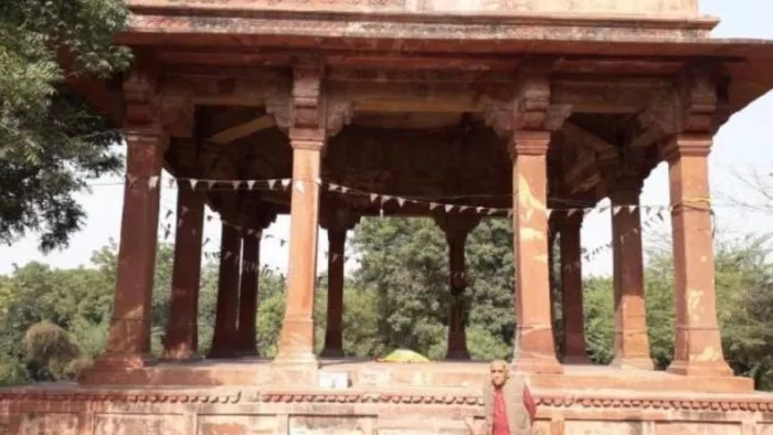 Mathura News: श्रीकृष्ण के परम भक्त रसखान की समाधि देखने पहुंच रहे ...